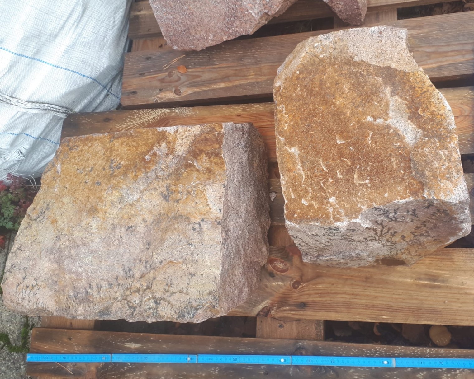 Mauersteine aus Liparit